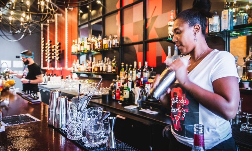 11 Chicago's Best Bars You Can't-Miss When Visiting
