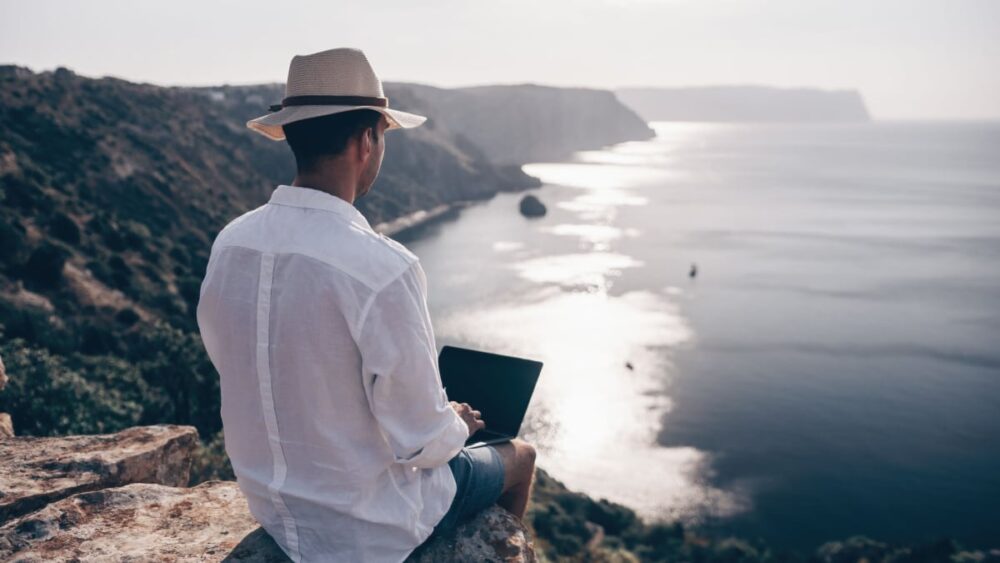 Who Are Digital Nomads? (Lifestyle & Identity)