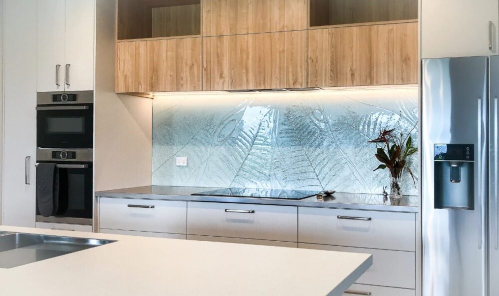 The Timeless Appeal of Glass Splashbacks in Family Kitchens