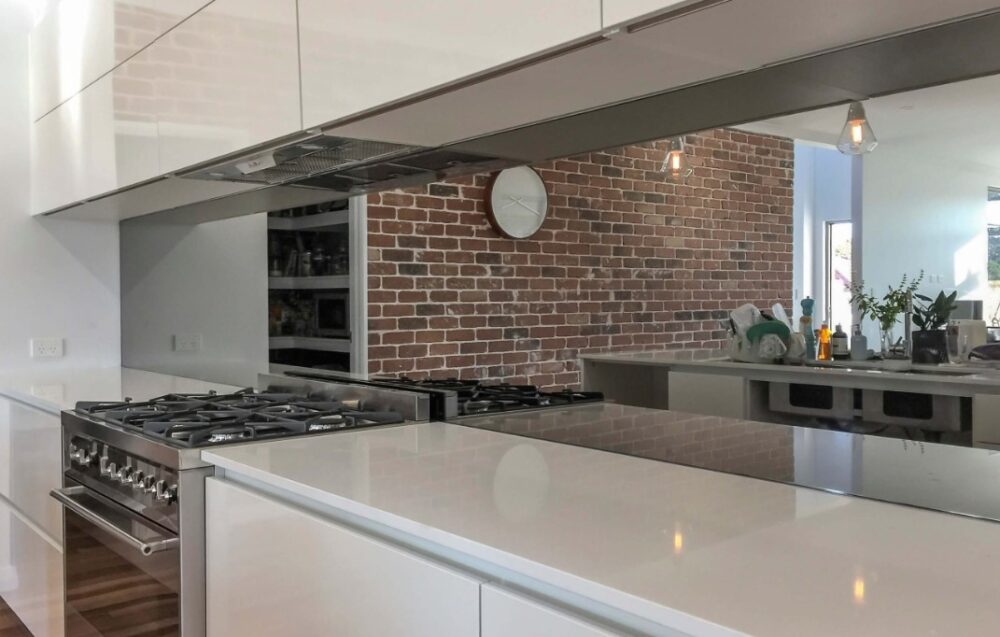 The Timeless Appeal of Glass Splashbacks in Family Kitchens